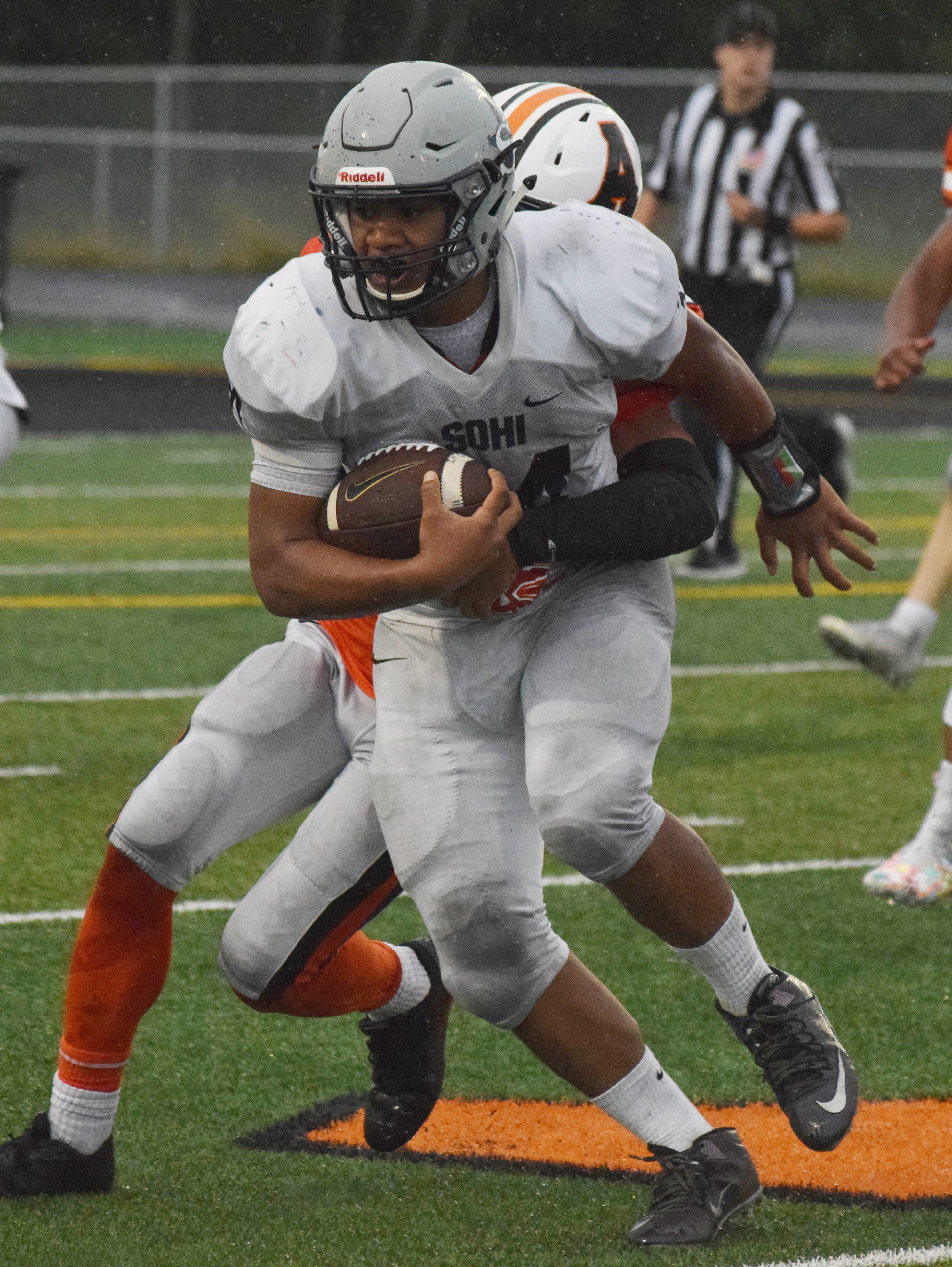 Stars strike gold: SoHi opens season with 50th straight football win ...